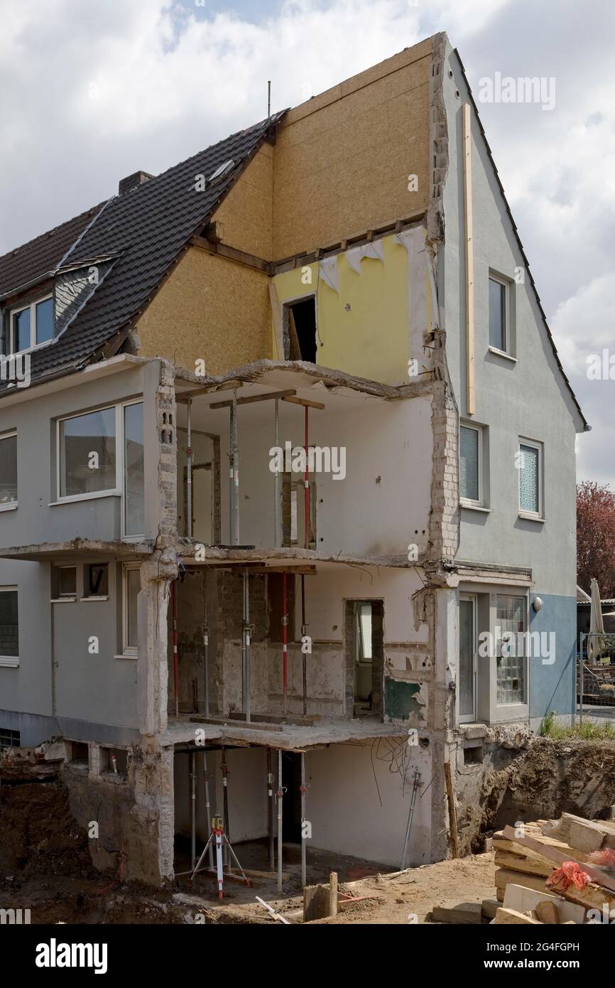 Half demolished building hi-res stock photography and images - Alamy