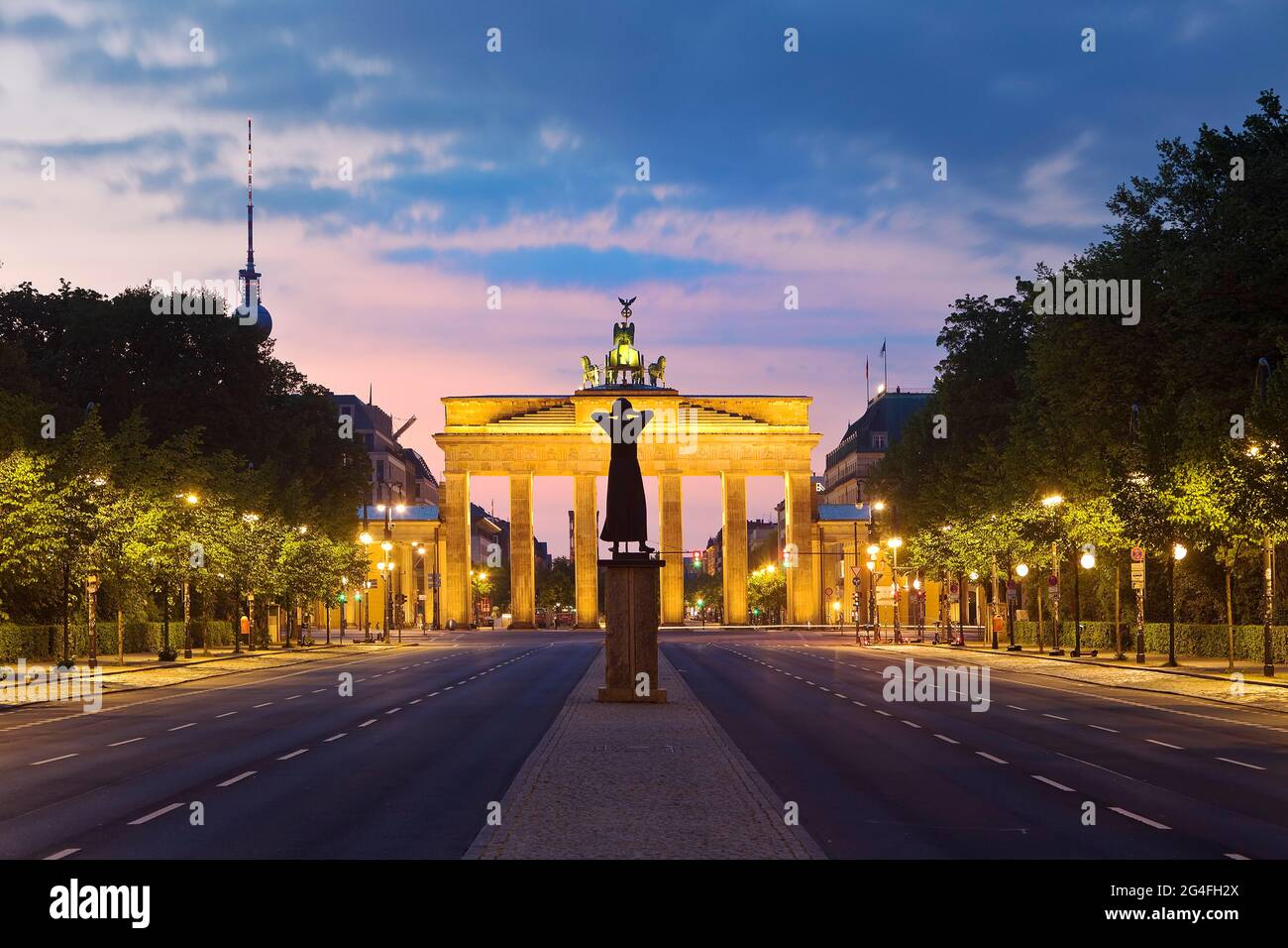 Strasse des 17. Juni im Morgenrot with Brandenburg Gate, sculpture Der ...