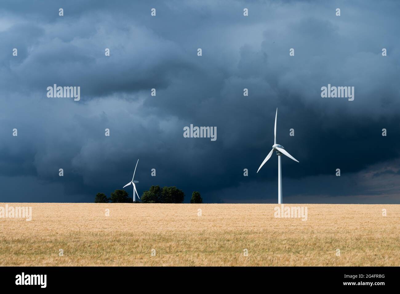 Hanover, Germany. 21st June, 2021. A thunderstorm cell with dark clouds ...