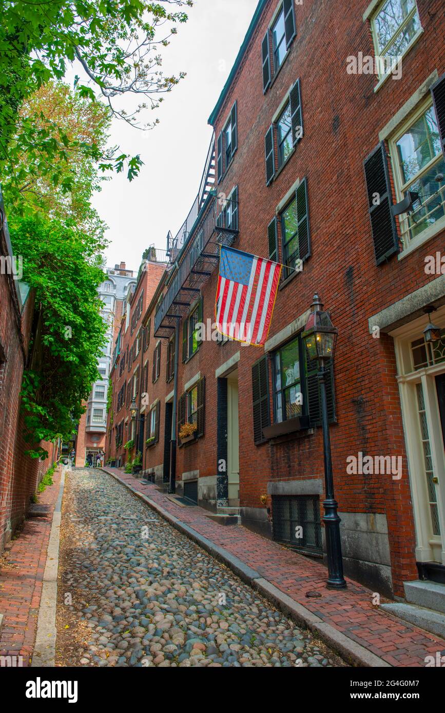 Acorn Street with cobblestone and historic row houses on Beacon Hill in ...