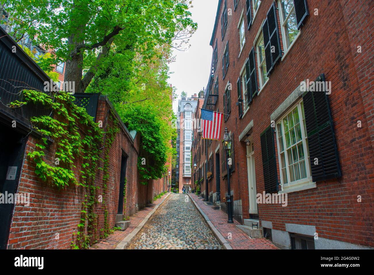 Acorn Street with cobblestone and historic row houses on Beacon Hill in ...