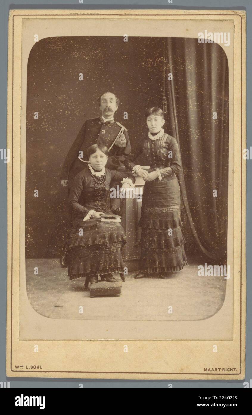 Familial expressions hi-res stock photography and images - Alamy