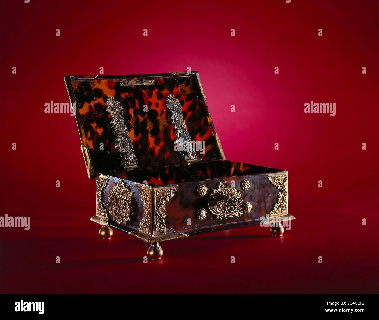 . Chest of turtle with batter of gold and with cleats and key from gold ...