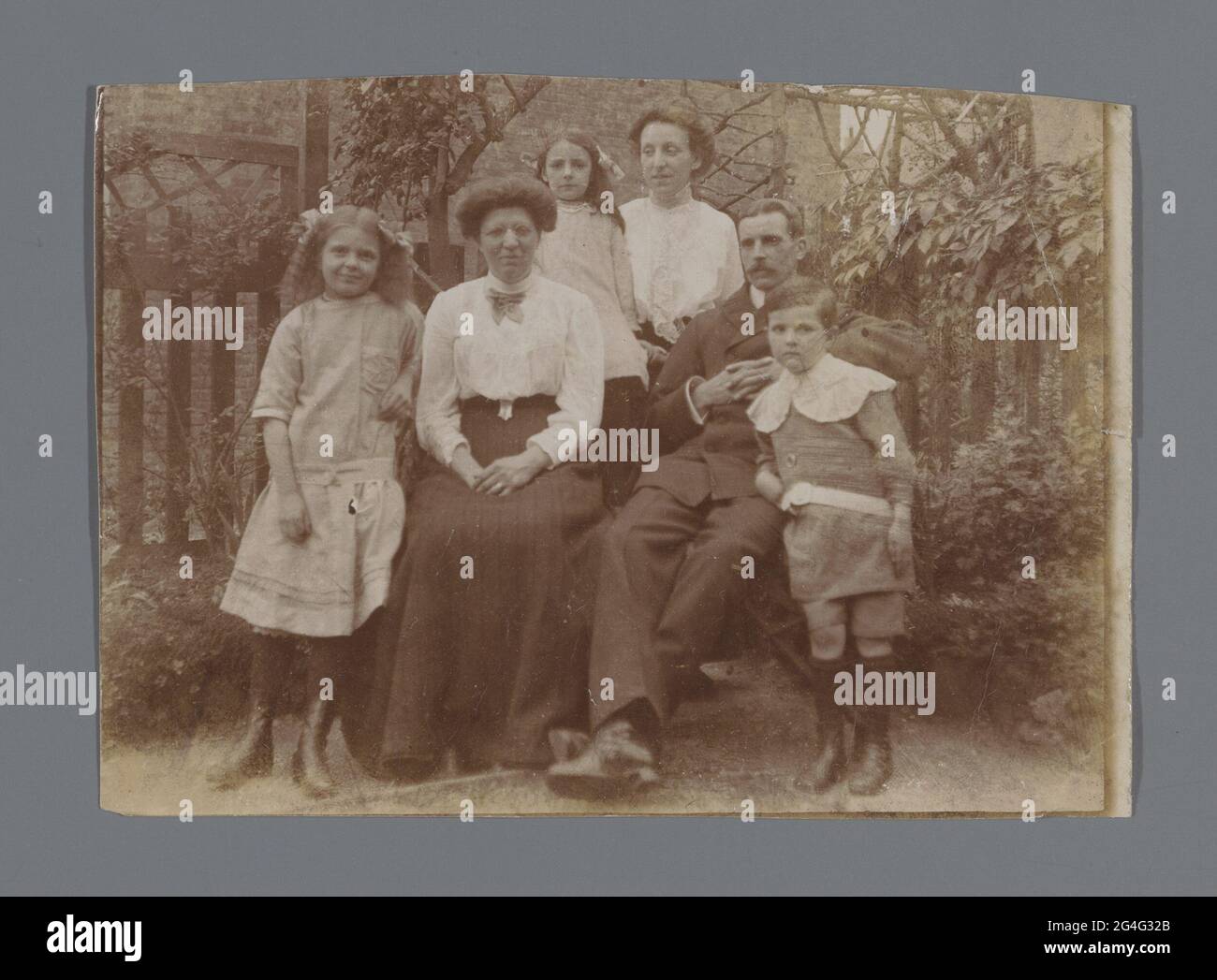Group portrait of an unknown family in a garden Stock Photo - Alamy