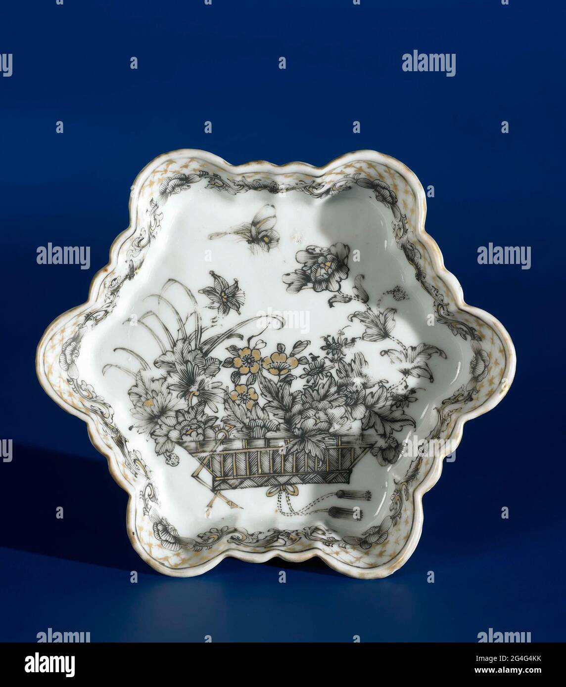 . Hexagonal pattipan of porcelain with lobed wall, painted on the glaze ...