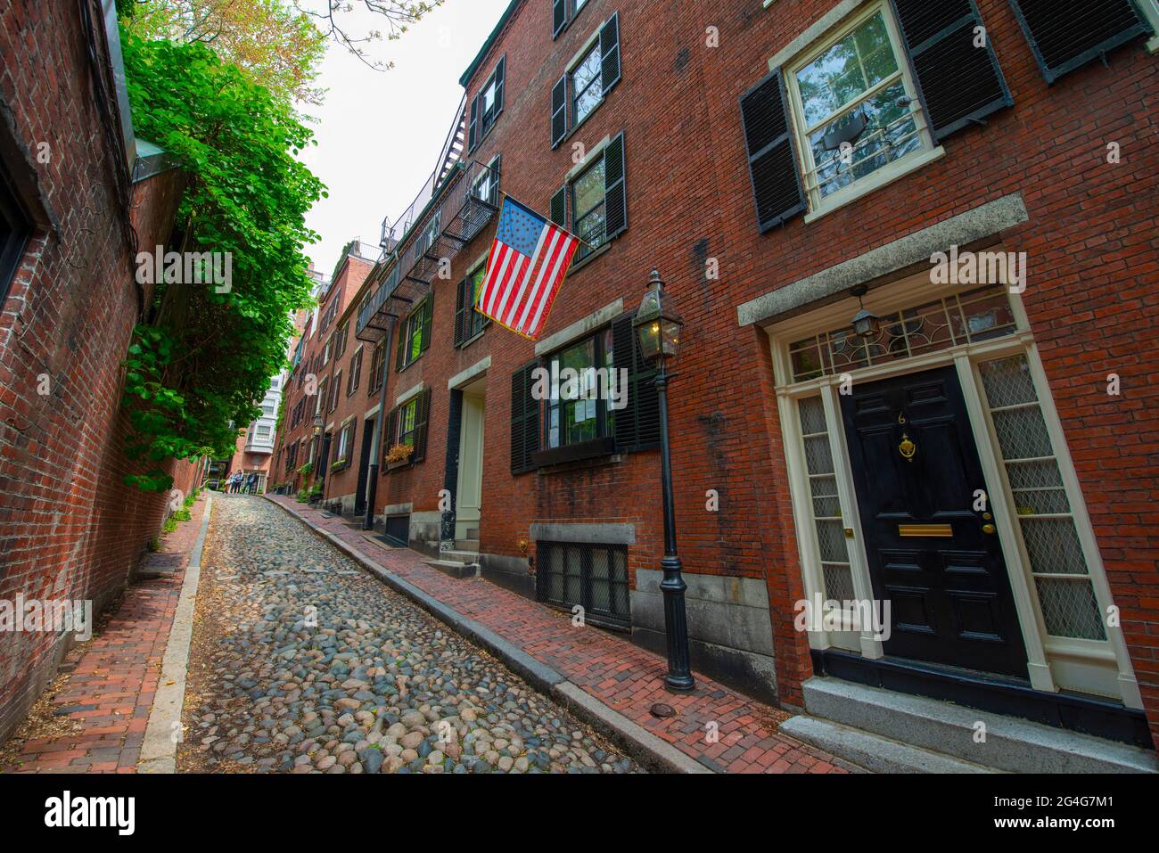 Acorn Street with cobblestone and historic row houses on Beacon Hill in ...