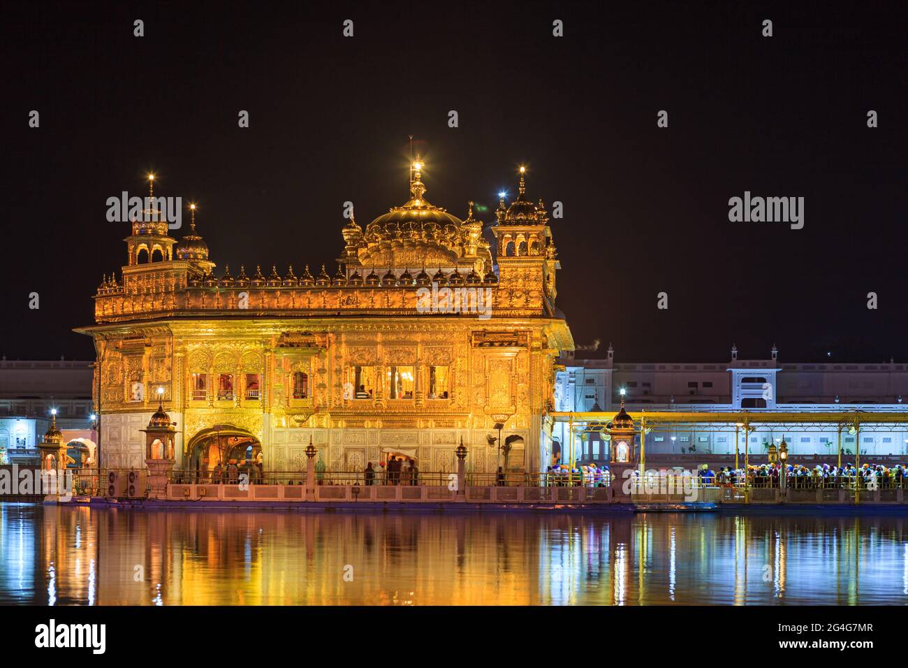 Night view golden temple amritsar hi-res stock photography and images ...