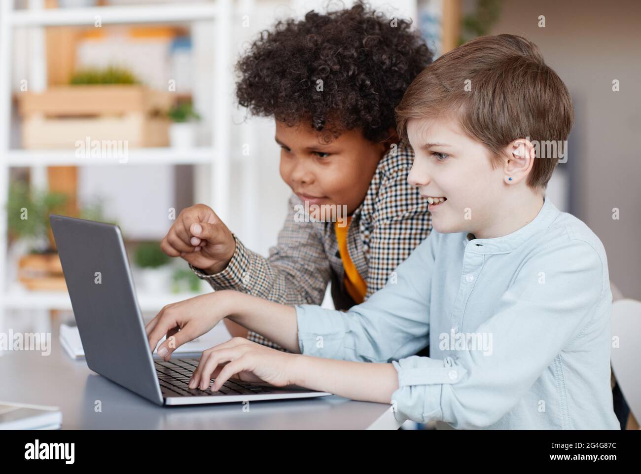 Child work computer programming hi-res stock photography and images - Alamy