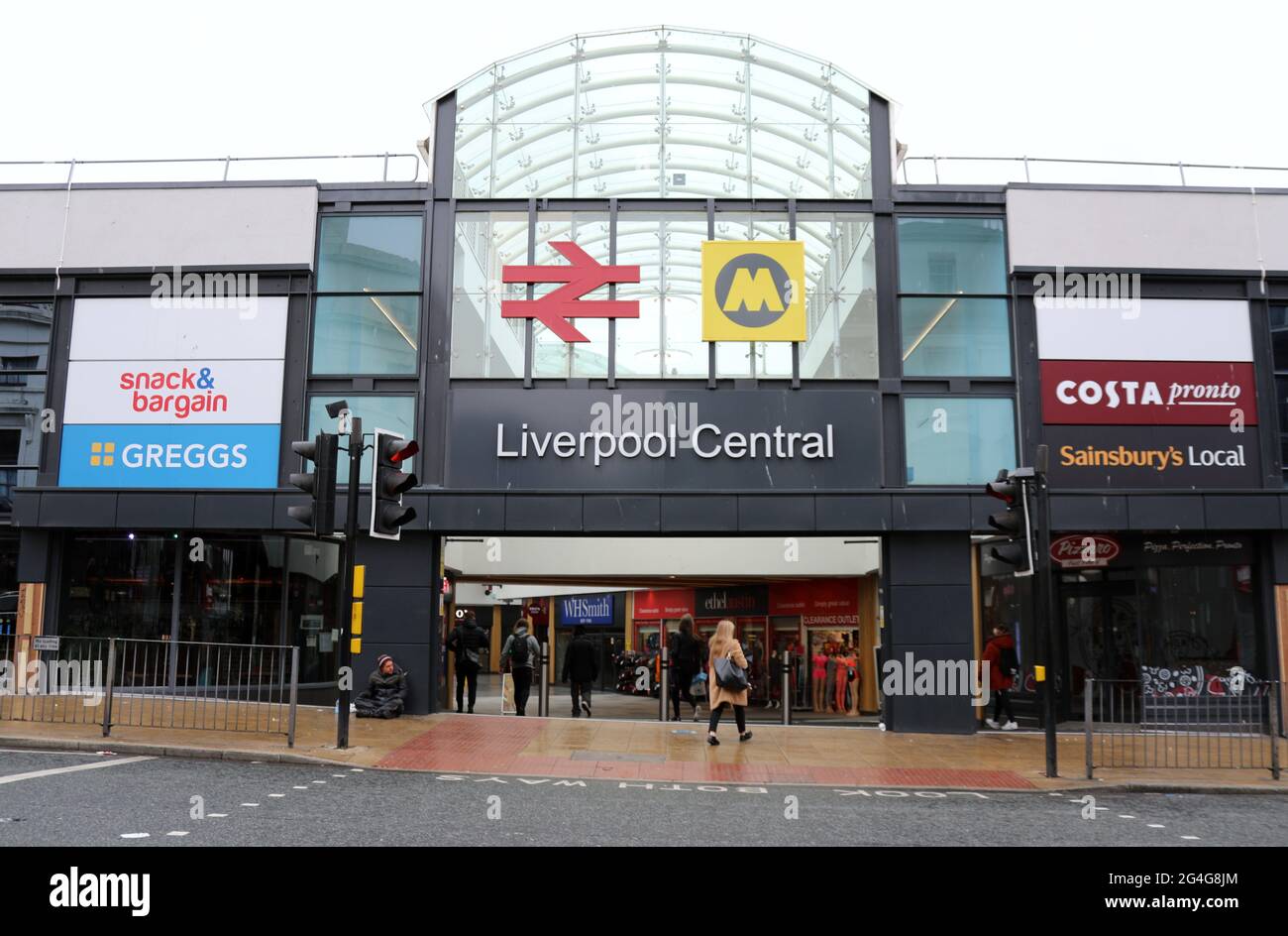 Liverpool street underground station sign hi-res stock photography and ...