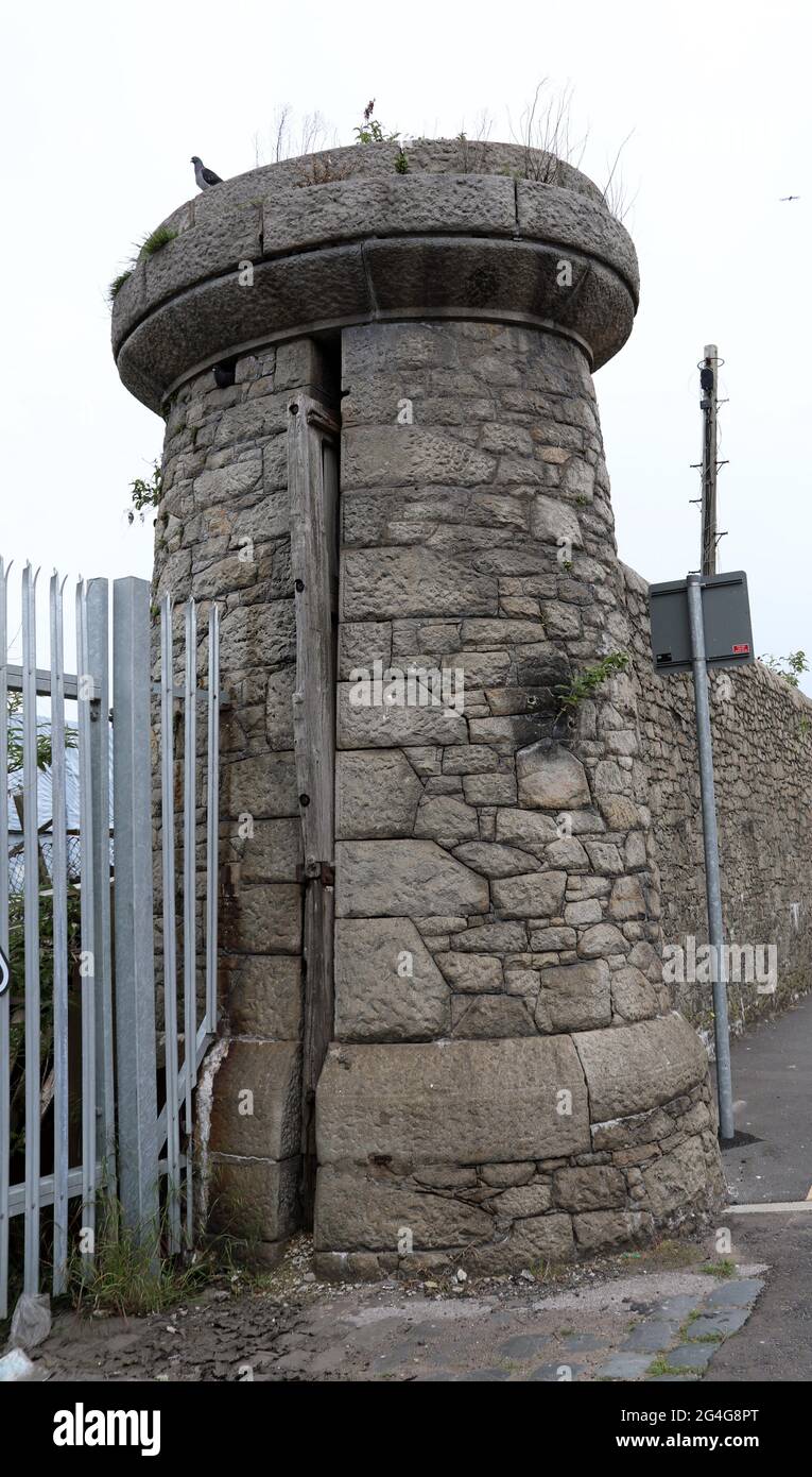 Liverpool dock gate in the boundary wall Stock Photo - Alamy
