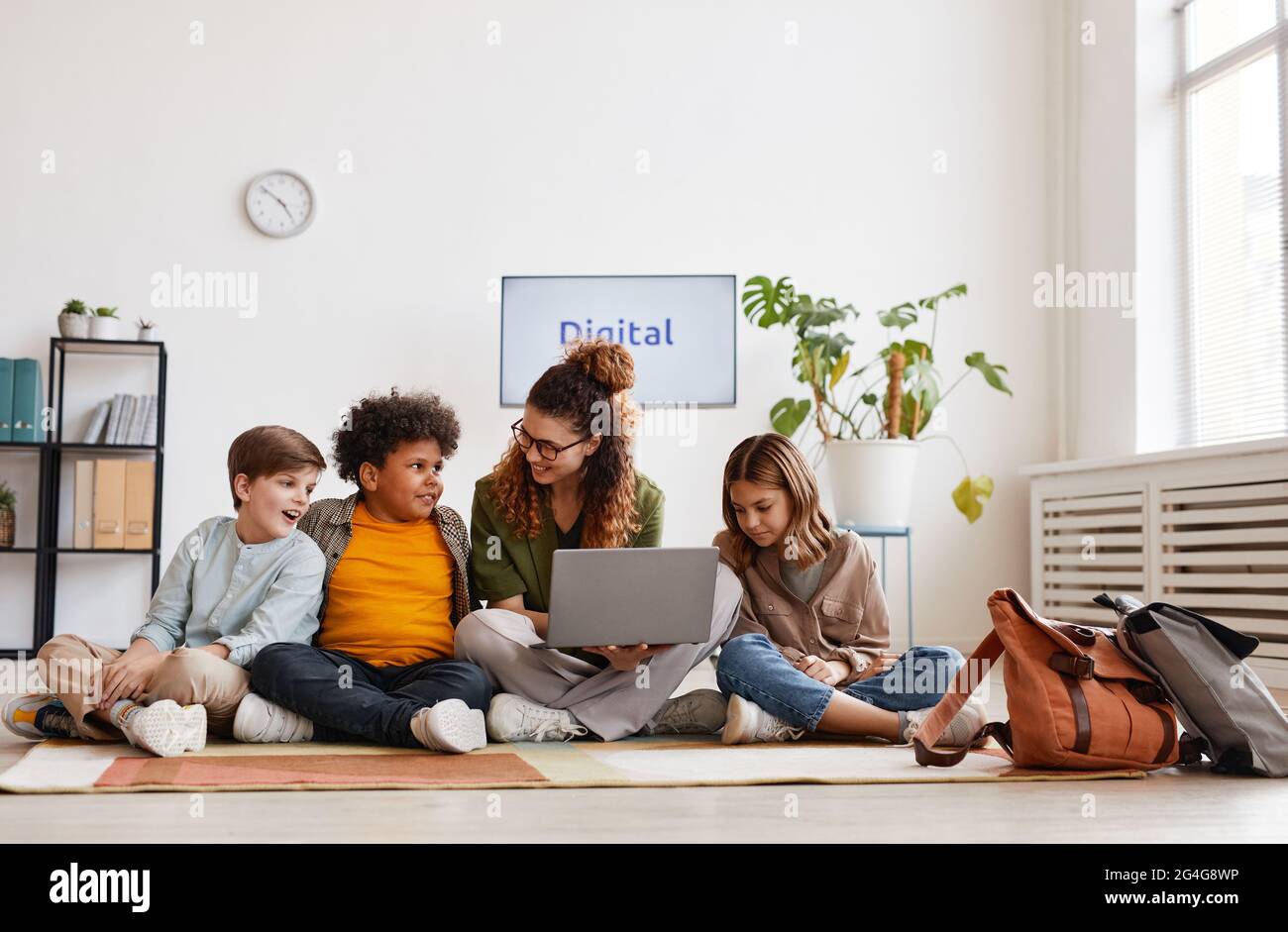 Children sitting on floor classroom hi-res stock photography and images ...
