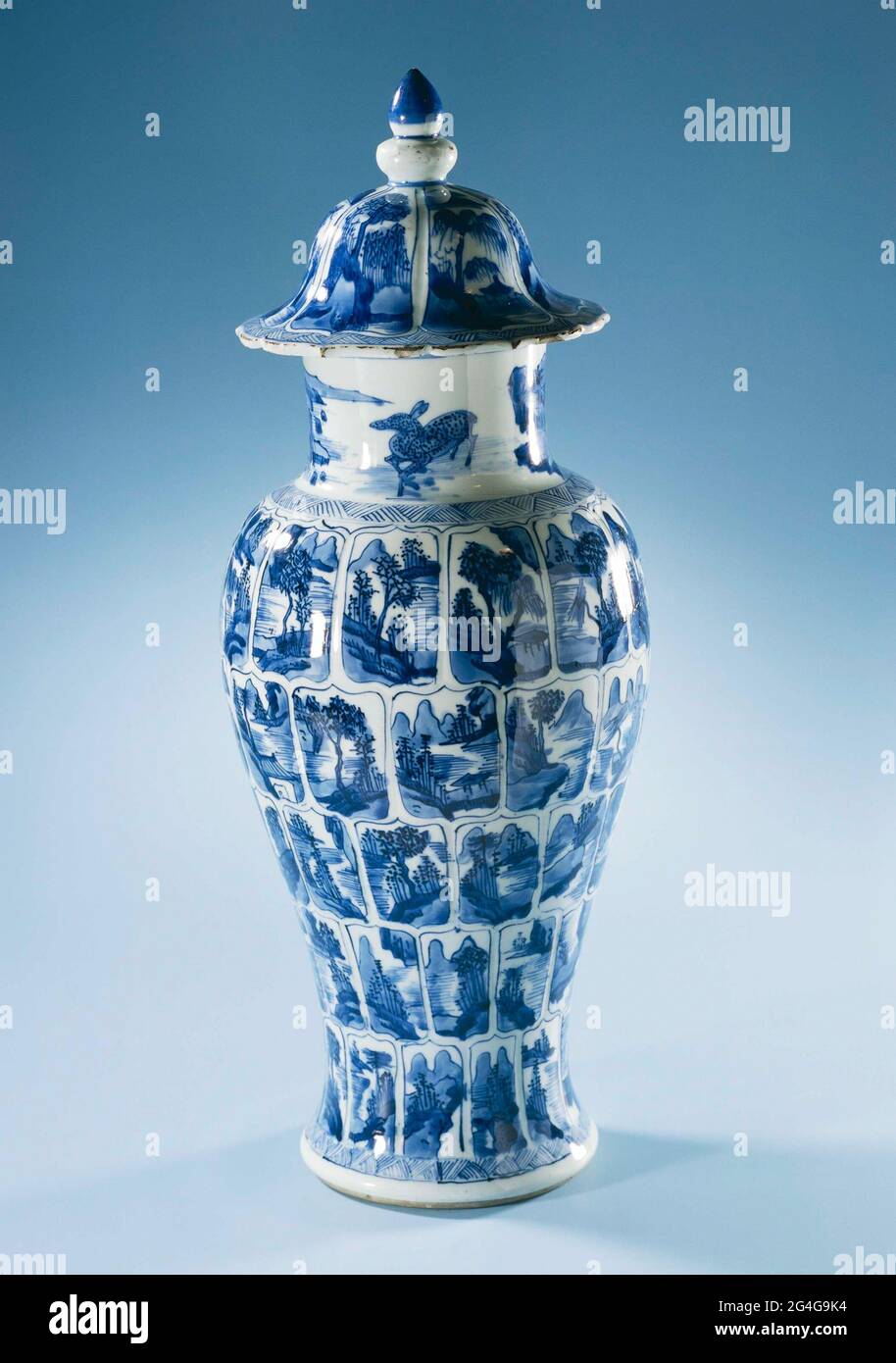 . Baluster-shaped lid vase of porcelain, painted in underglaze blue ...