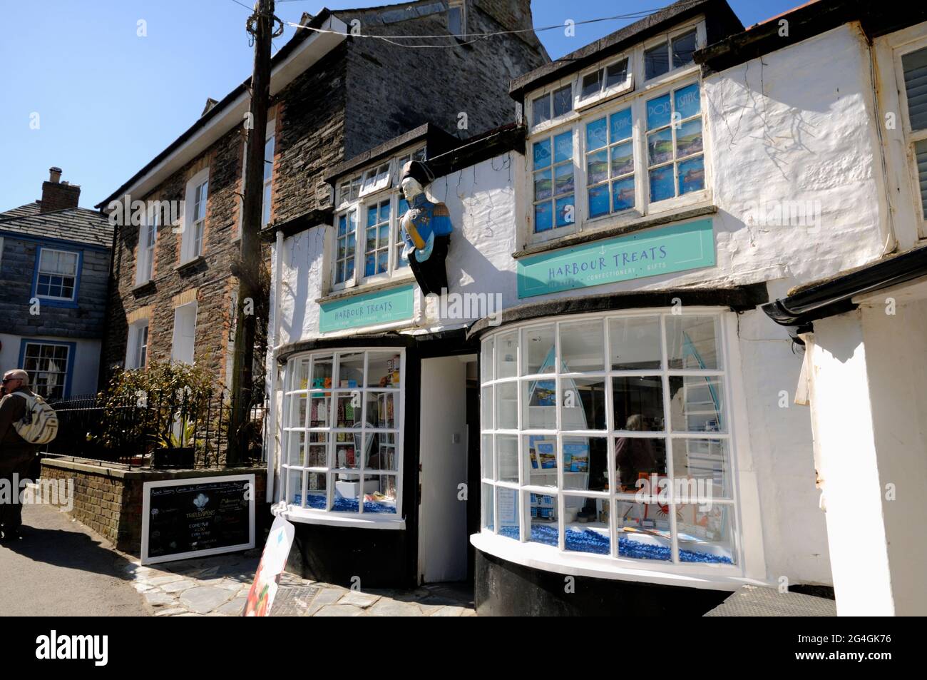 Port isaac shop hi-res stock photography and images - Alamy