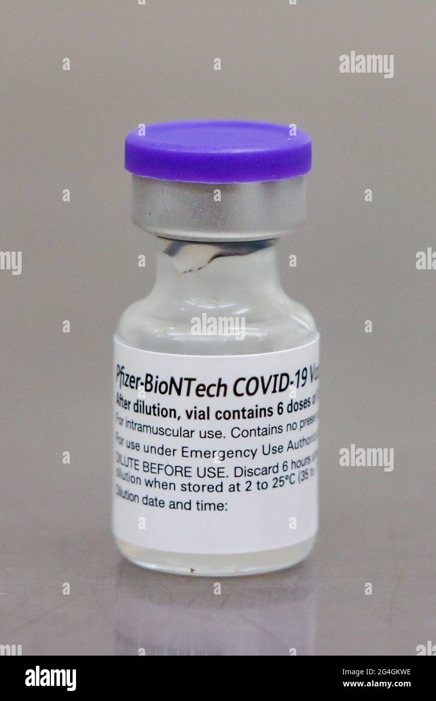 Vial of Pfizer BiNTech Covid-19 vaccine Stock Photo - Alamy