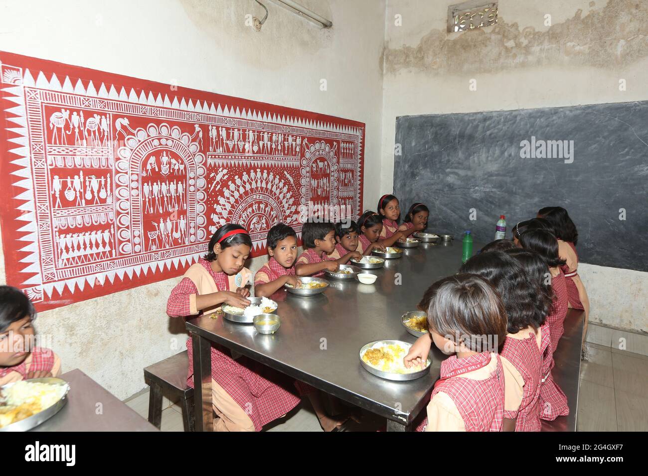 LANJIA SAORA TRIBE. Girls students of a tribal school in puttasingh ...