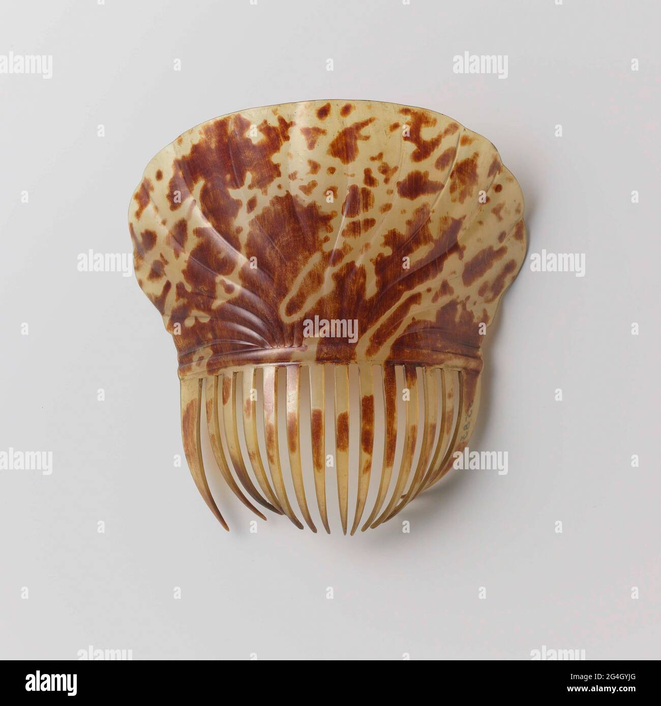 . Hair comb of (imitation) turtle with a broad back that has a shell ...