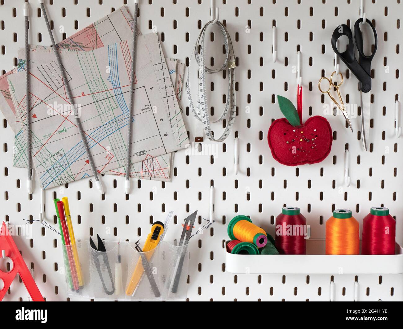 Tailor modeling hi-res stock photography and images - Alamy