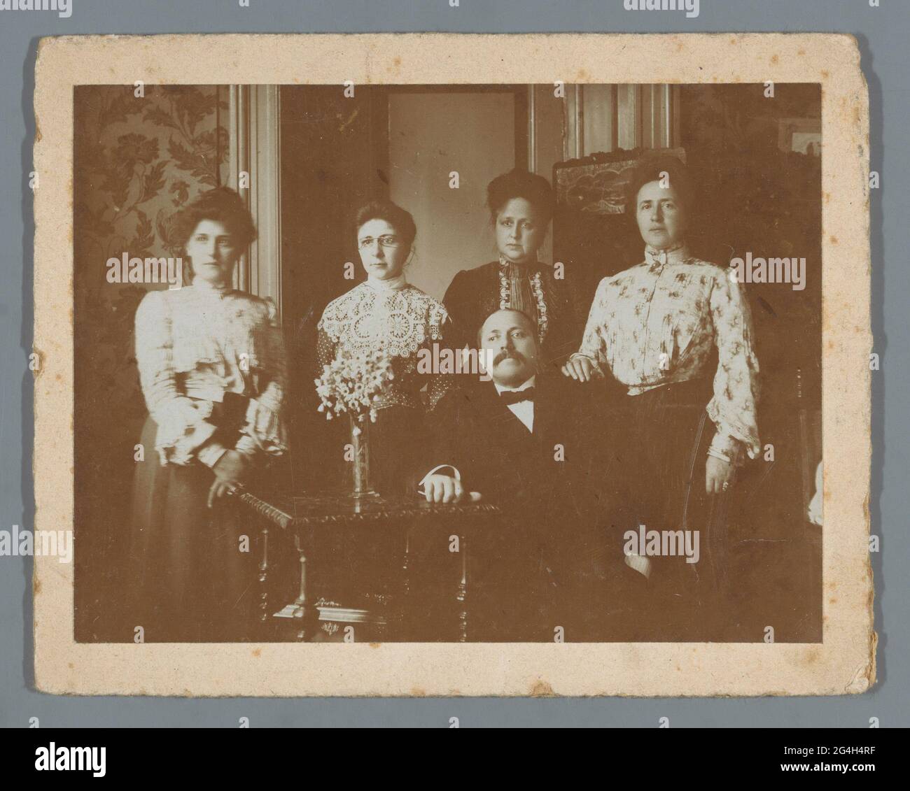 Group portrait of four unknown women and a man in an interior Stock ...