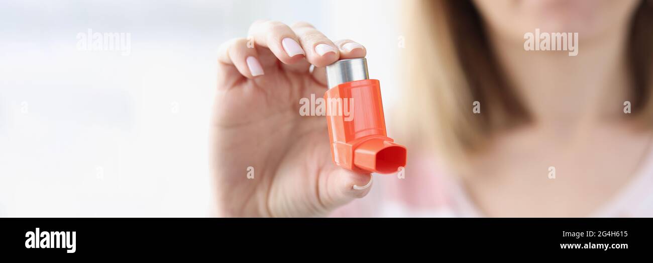 Woman holds an asthma inhaler in her hand Stock Photo - Alamy