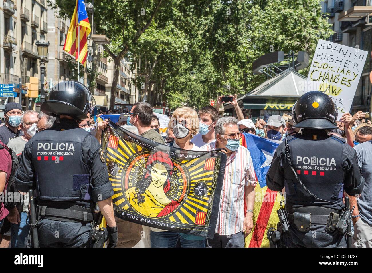 Police seen in front of protesters with Catalan independence ...