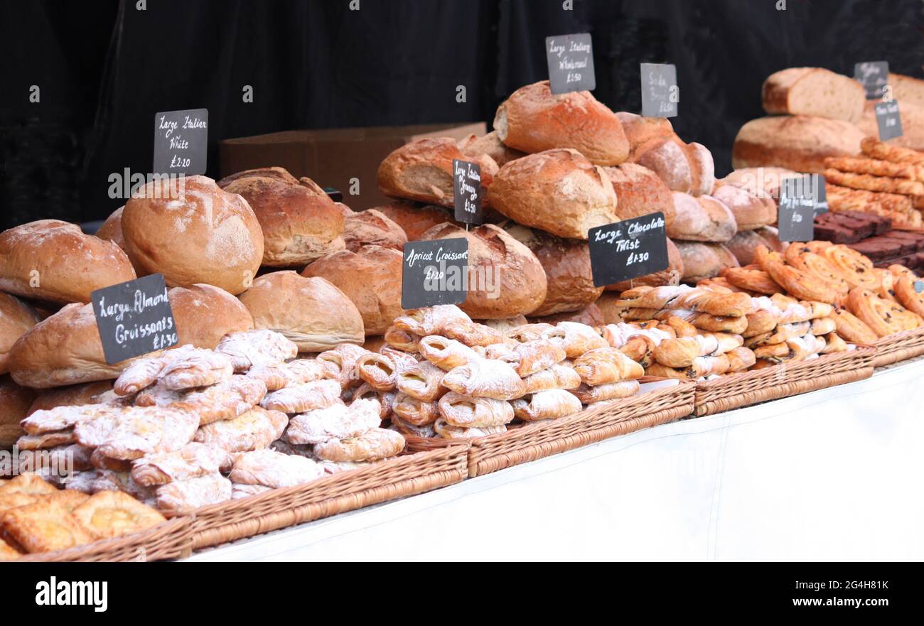 Market stall bread display hi-res stock photography and images - Alamy