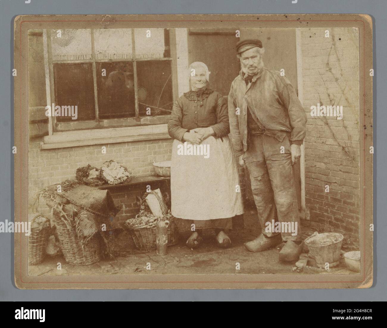 Peasant family in front hi-res stock photography and images - Alamy