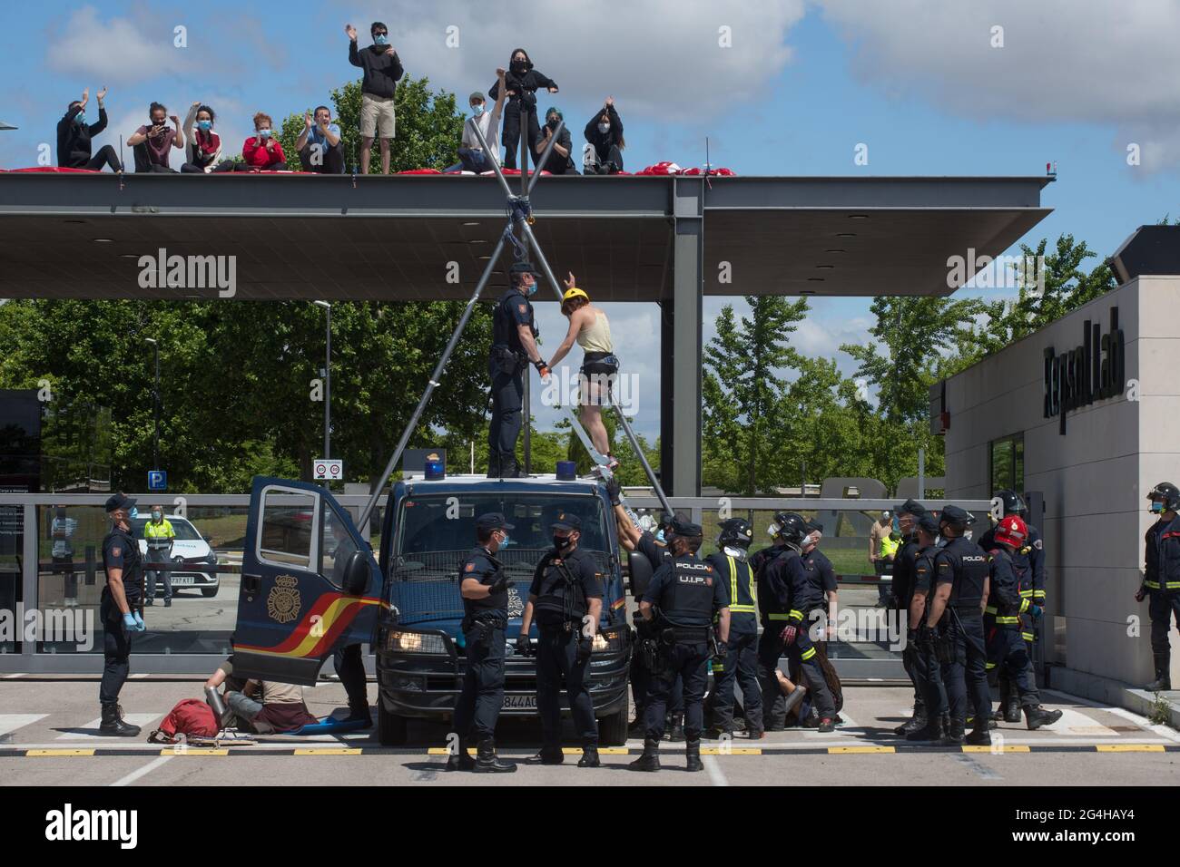The police evict the environmental activists from the Repsol ...