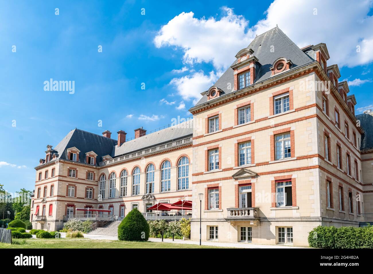 College campus paris hi-res stock photography and images - Alamy