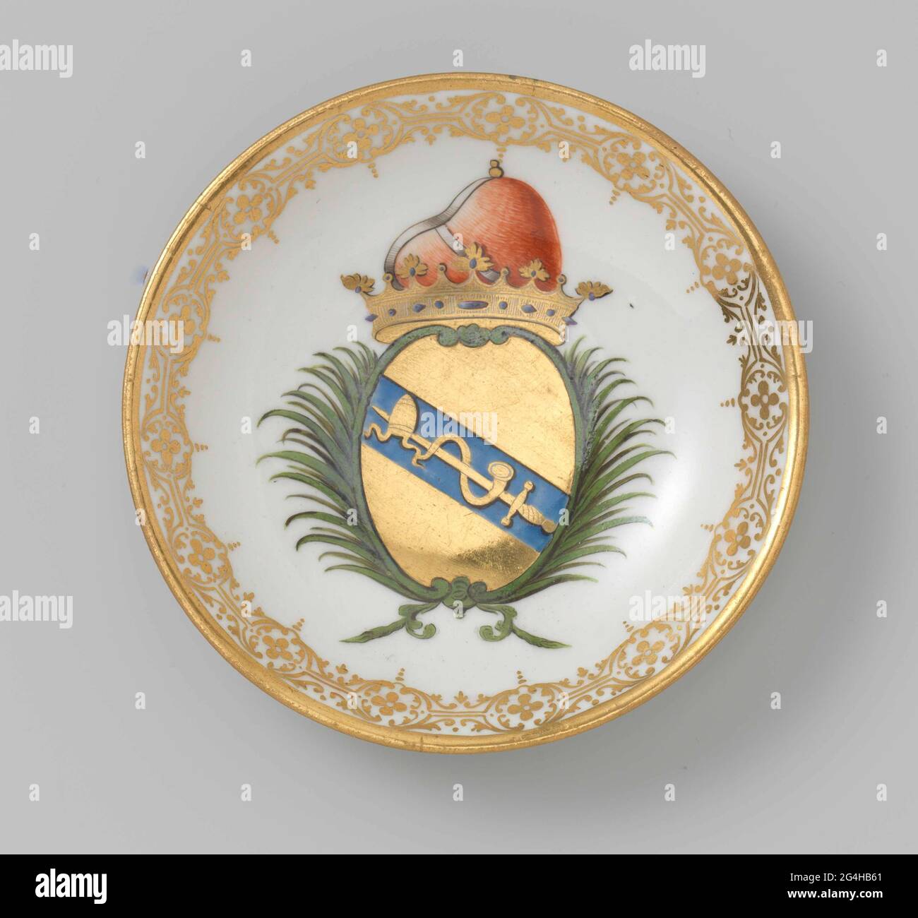 . Round dish of painted porcelain. The dish is painted with Höroltt ...