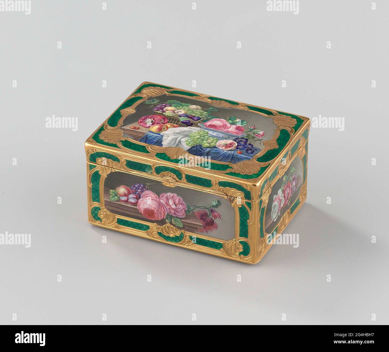 Golden snuff box hi-res stock photography and images - Alamy