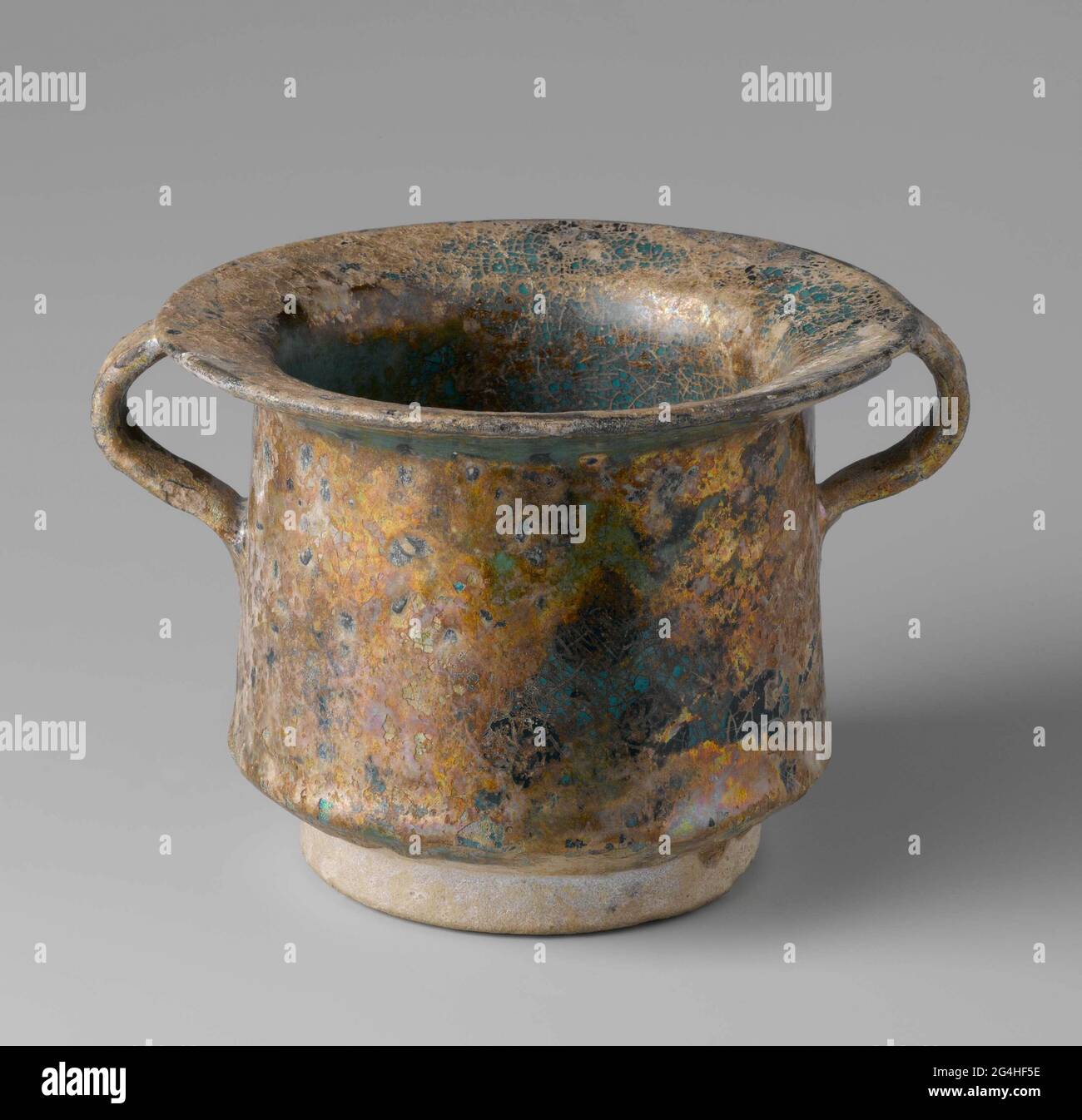. Pot of pottery with two ears decorated with black sludge under a ...