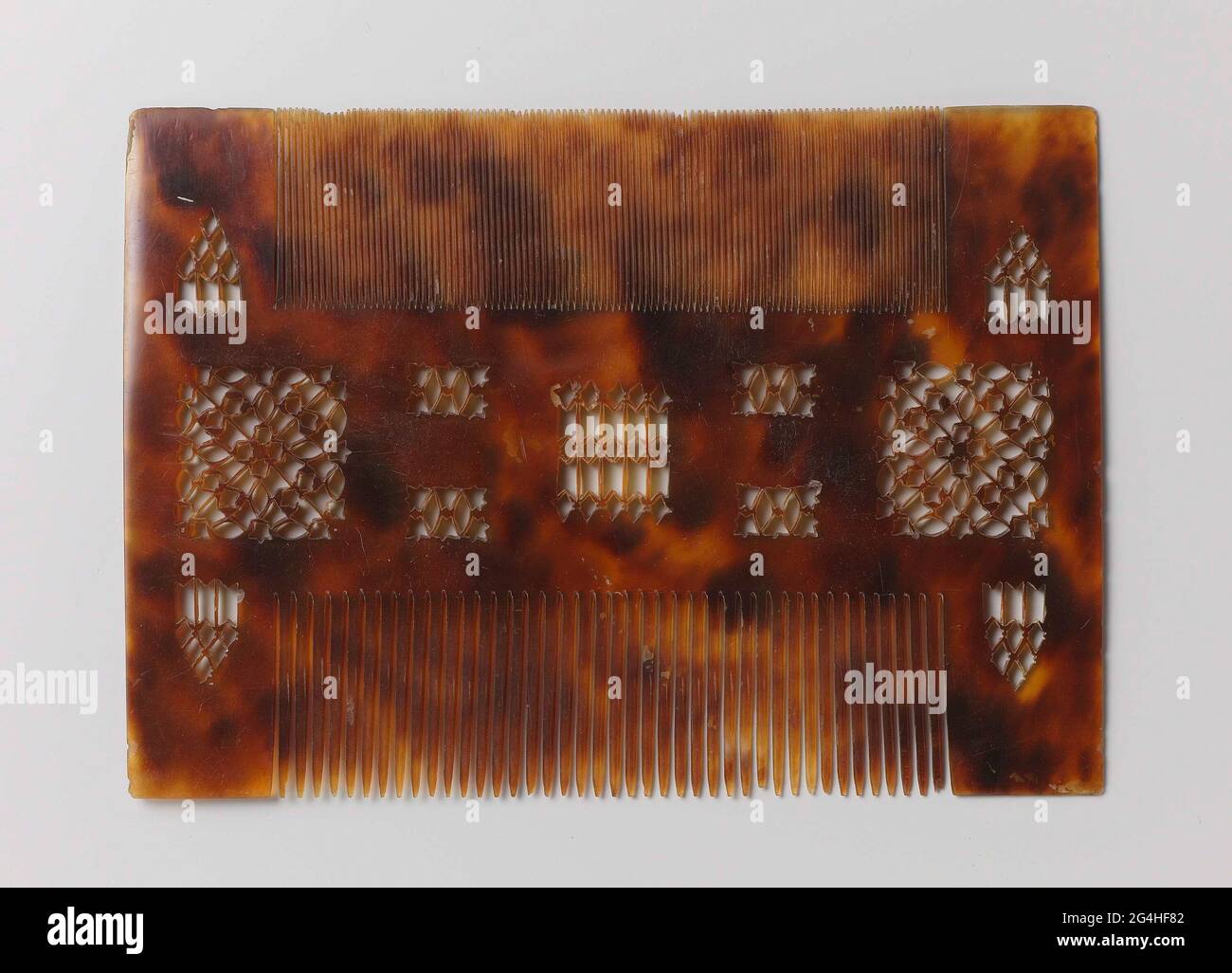 . Ridge of turtle with a Ajour cut in midfield and teeth on both sides ...