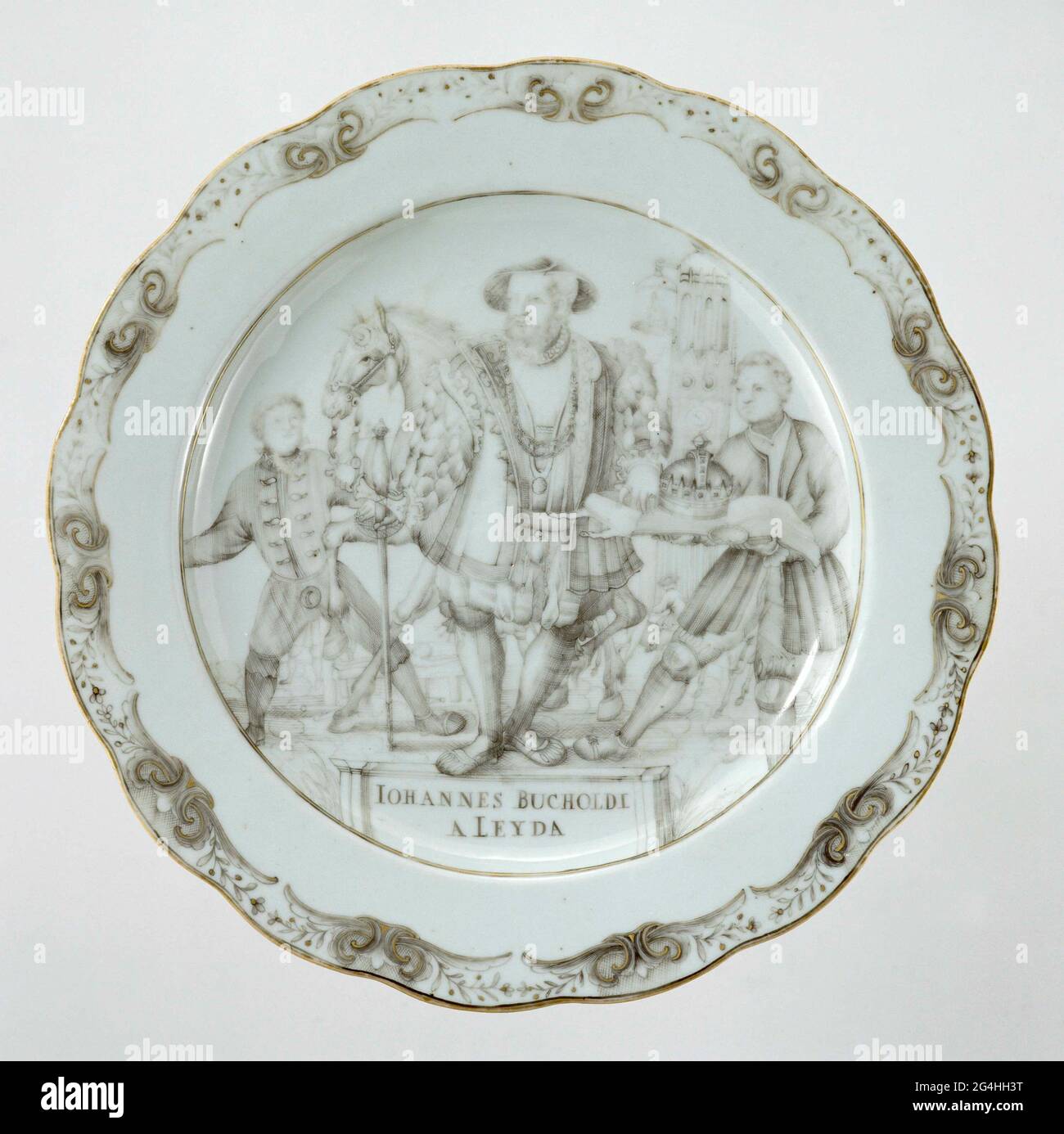 . Dish of porcelain with lobed edge, painted on the glaze in black and ...