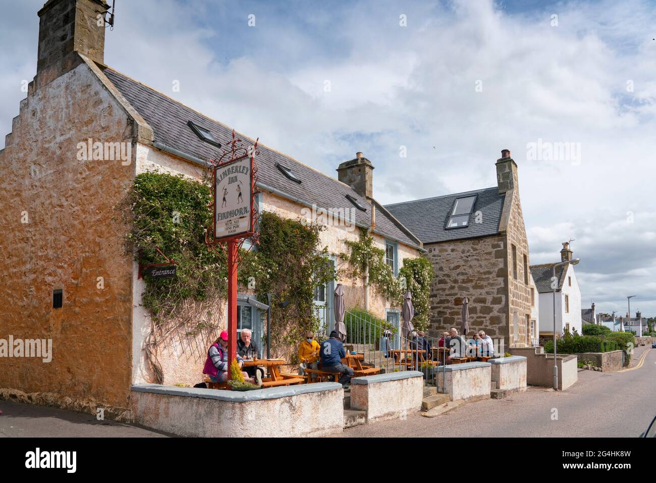 Scottish inn pub exterior hi-res stock photography and images - Alamy