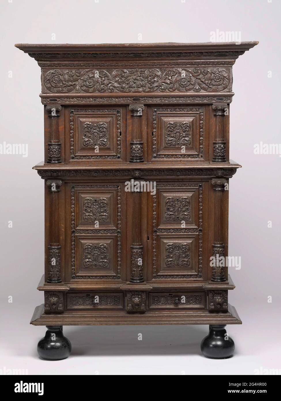 . Closet of oak with bottom and top, closed by four doors, between ...