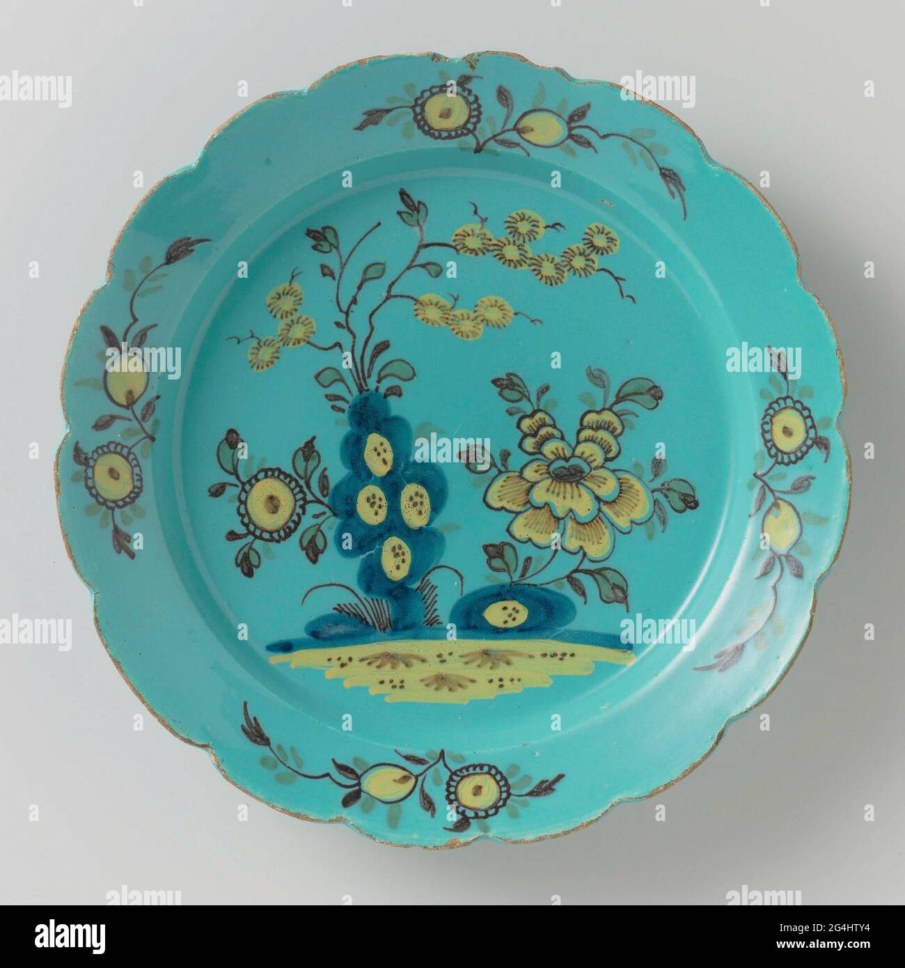 . Round plate of multi-colored padded faience, with a turquoise fonde ...