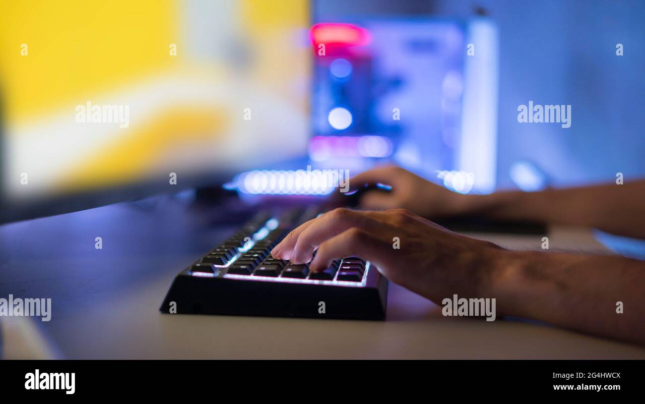 Male professional gamer take hi-res stock photography and images - Alamy