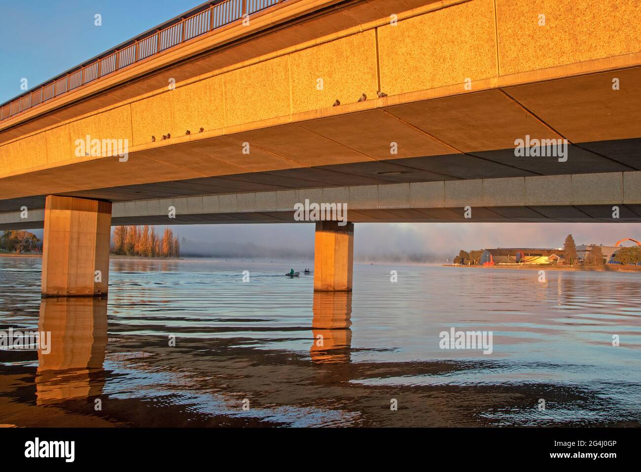 Commonwealth Avenue bridge and National Museum of Australia Stock Photo ...