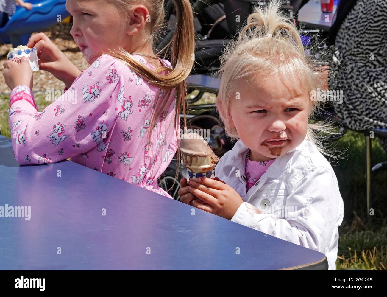 Children russian traditional dress hi-res stock photography and images ...