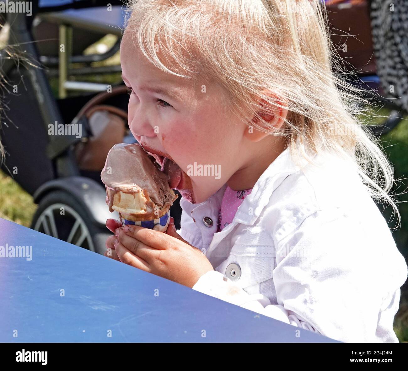 Children russian traditional dress hi-res stock photography and images ...