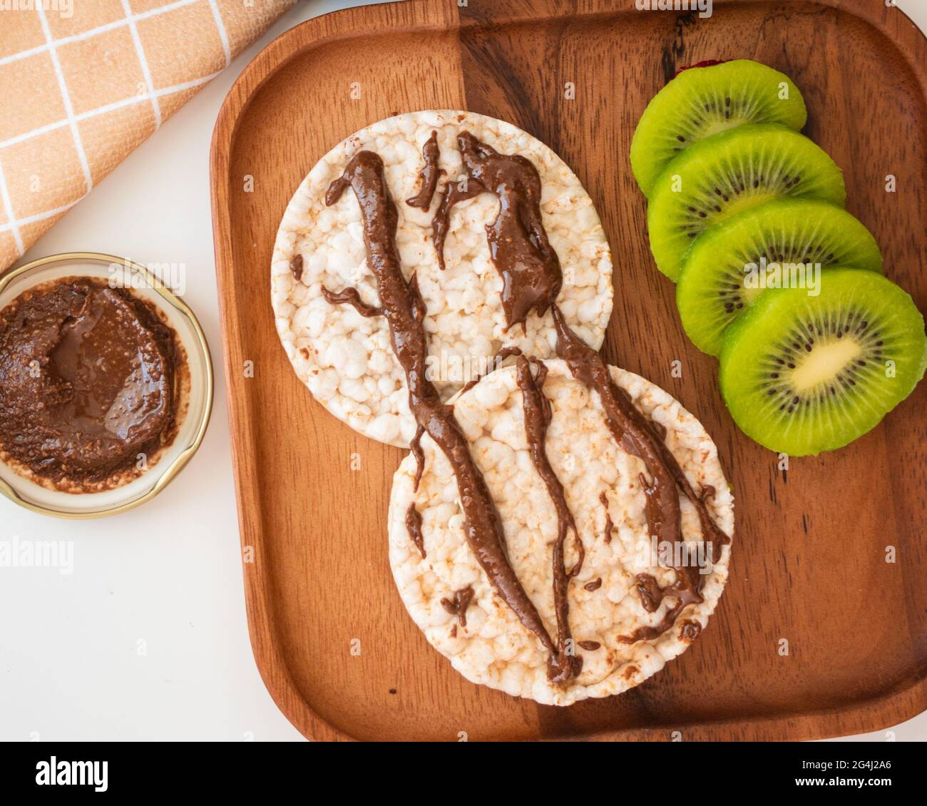 Rice crackers with peanut butter and chocolate-flavored cocoa ...