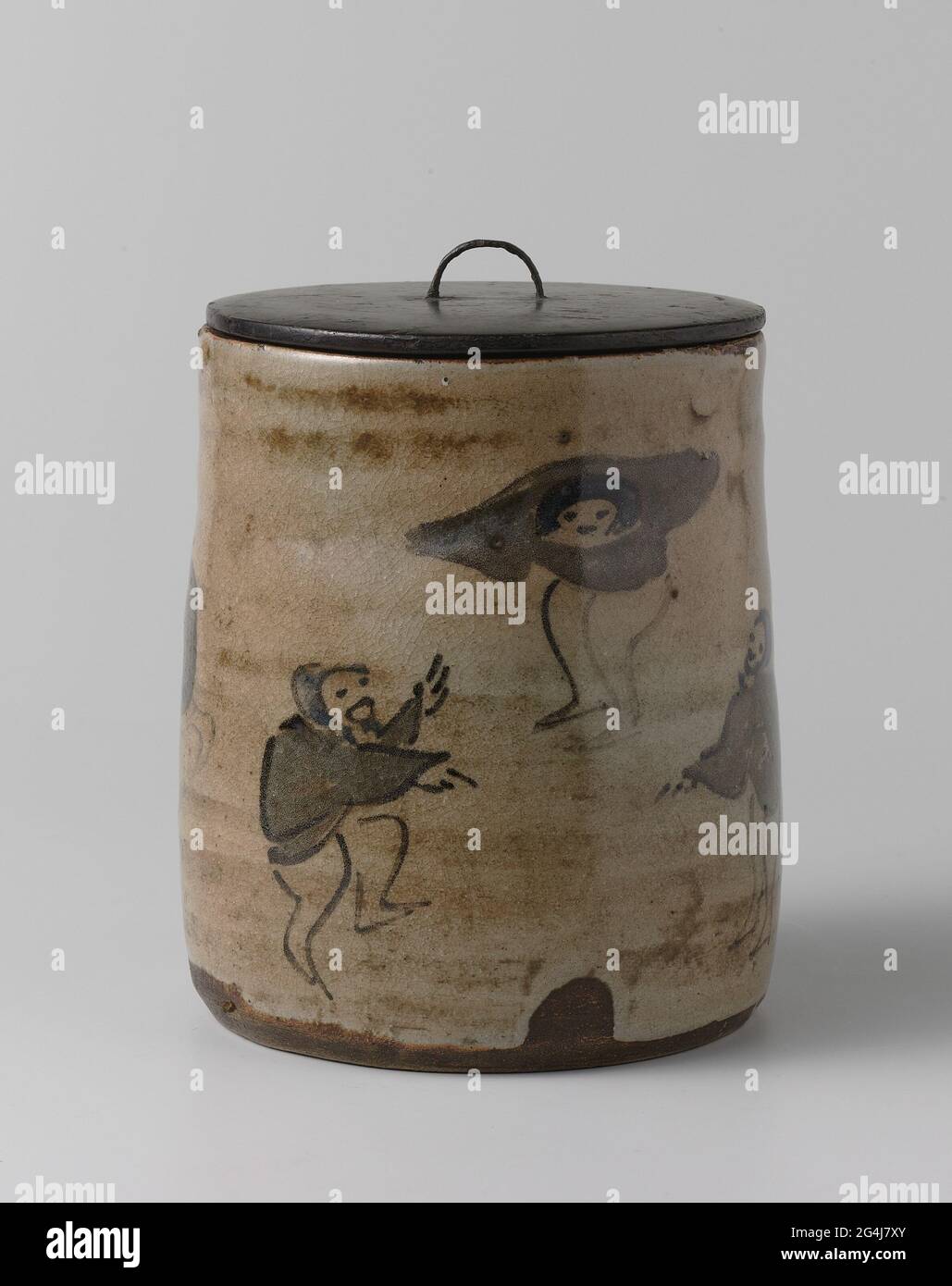 . Flat, wooden water pot lid (Mizusashi) from stoneware Stock Photo - Alamy