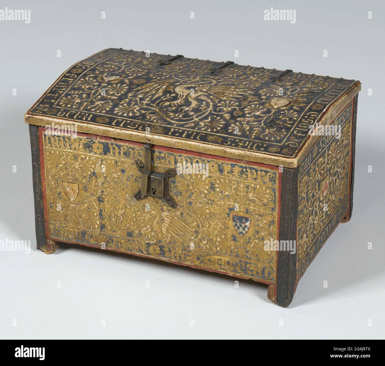 . Small casket of polychromed poplar wood, with decorations in gold ...