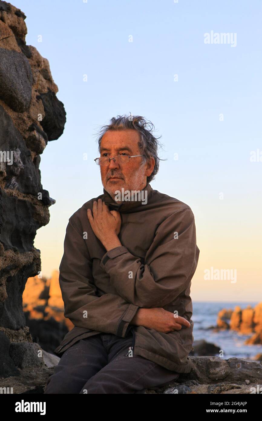 One man sitting on rocks hi-res stock photography and images - Alamy