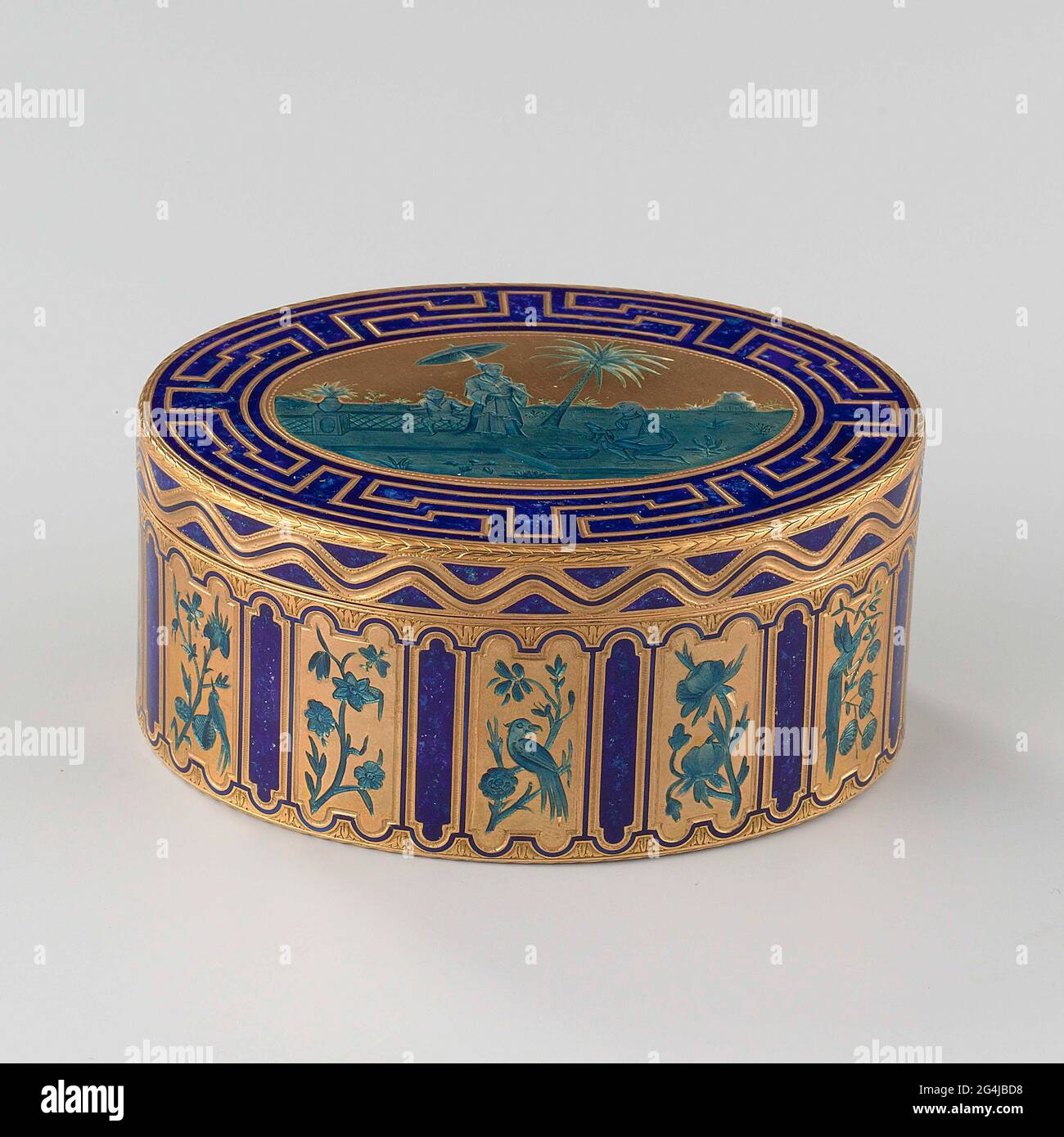 . Oval golden snuff box, fully enamelled. On the lid and bottom of ...
