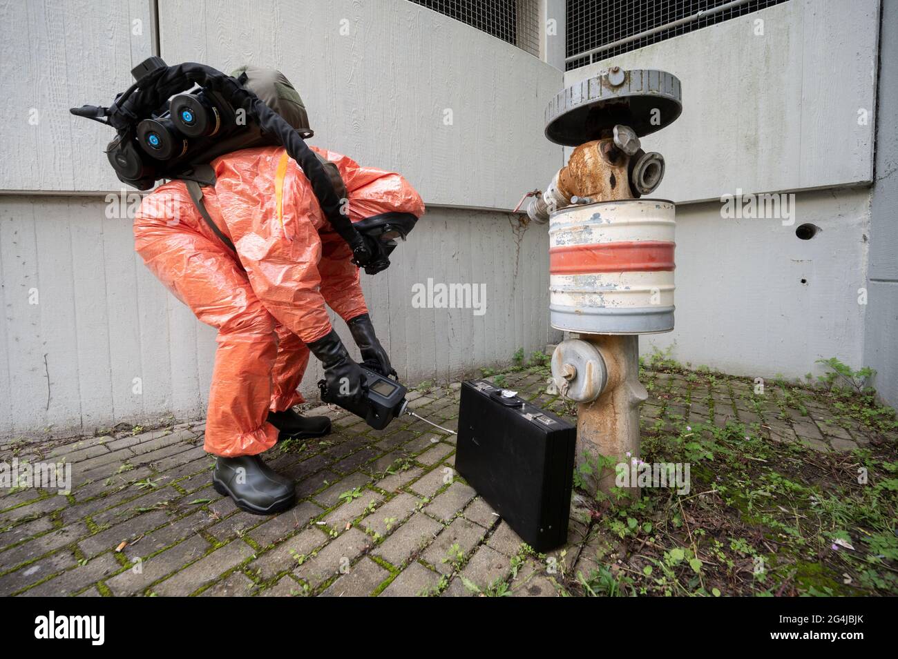 Stuttgart, Germany. 09th June, 2021. A defuser in a bomb suit uses an ...