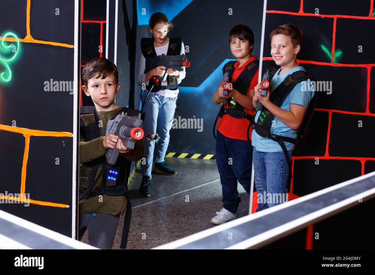 Teenagers with guns hi-res stock photography and images - Alamy