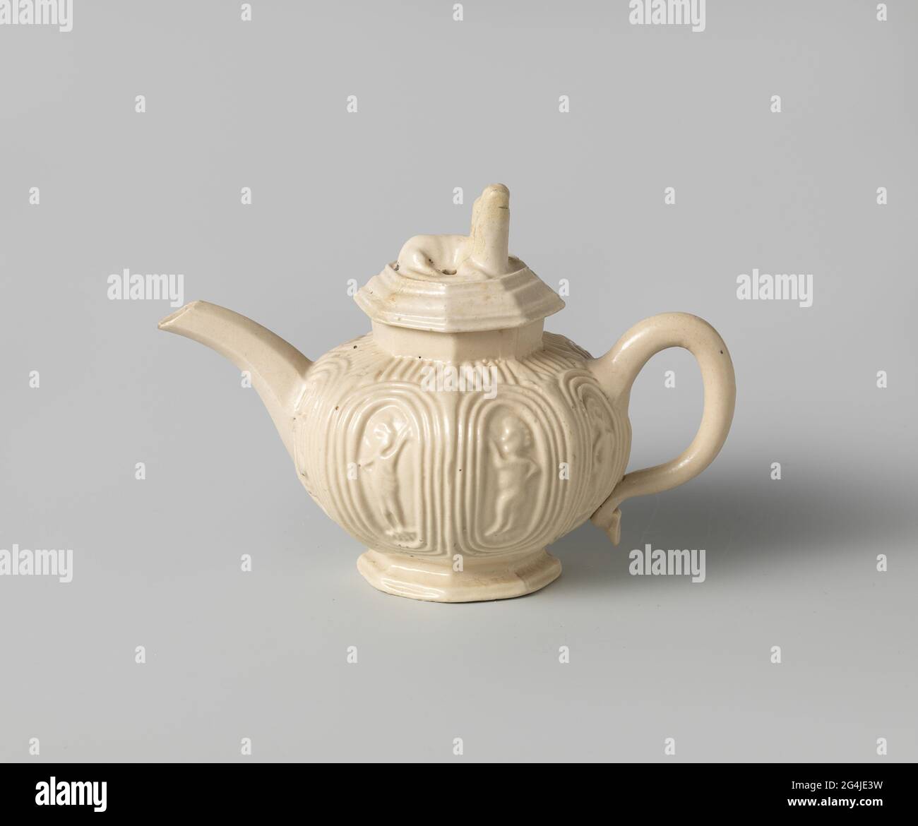 Teapot with lid of white stoneware with relief figures; Crouch true ...
