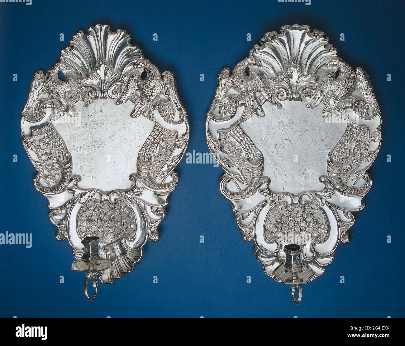 . The back plate is shaped as a shield with a wide edge of collapse and ...