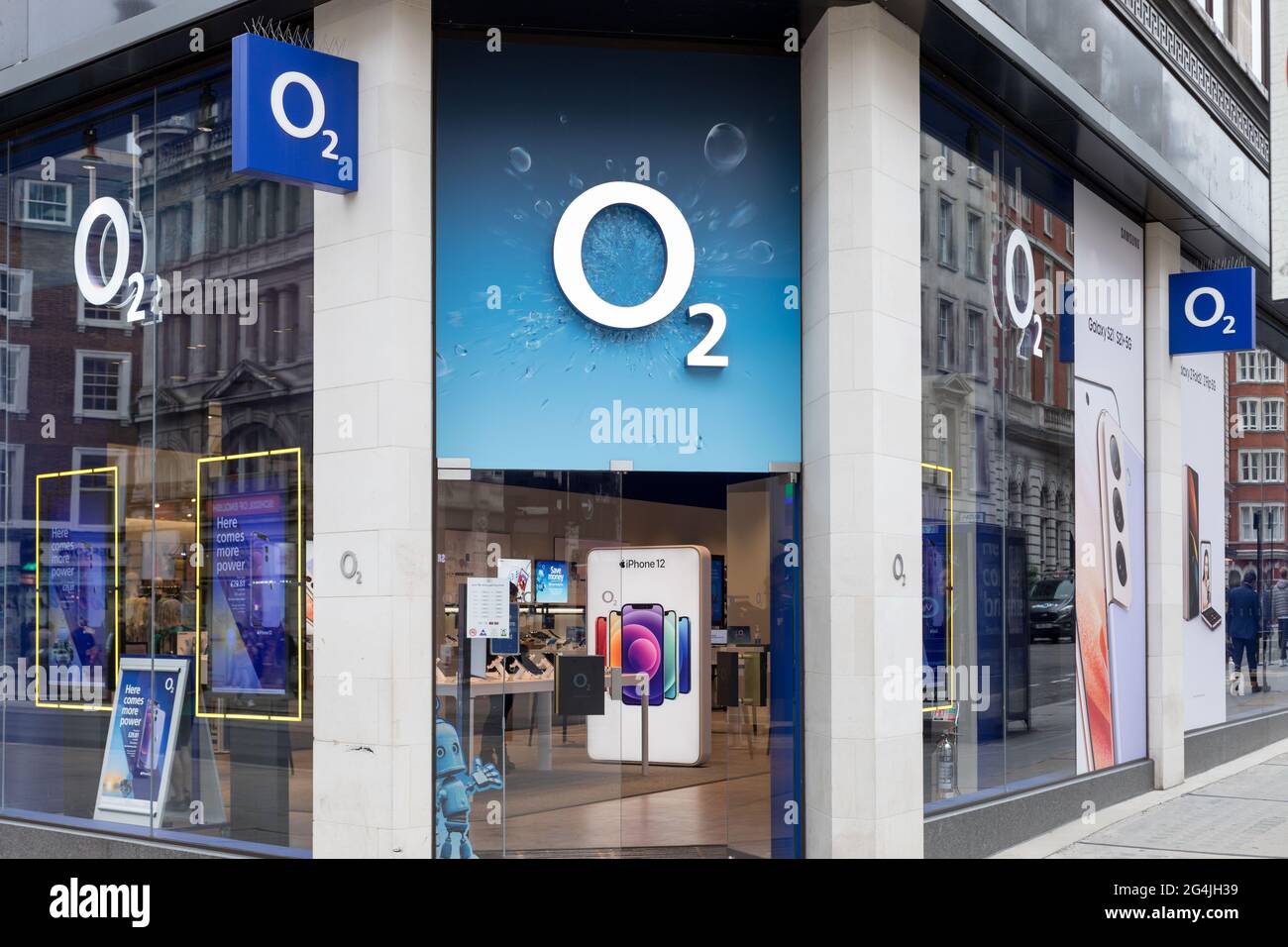 London, UK. 22nd June, 2021. O2 logo is seen at one of their stores on ...